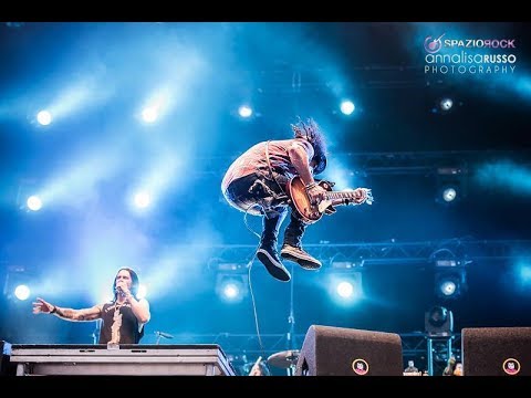 Slash fall down on the stage - YouTube