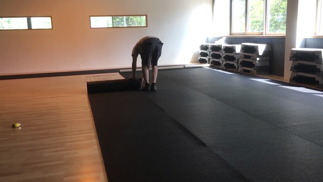 Rubber vloer matten plaatsen Rubberdeal.com - YouTube
