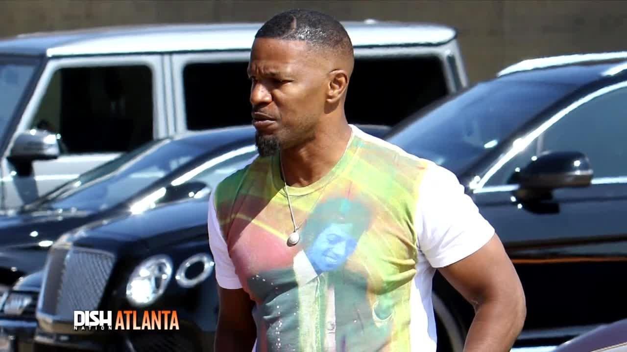 JAMIE FOXX MAKES AN ENTRANCE WITH A GOLD BUGATTI - YouTube