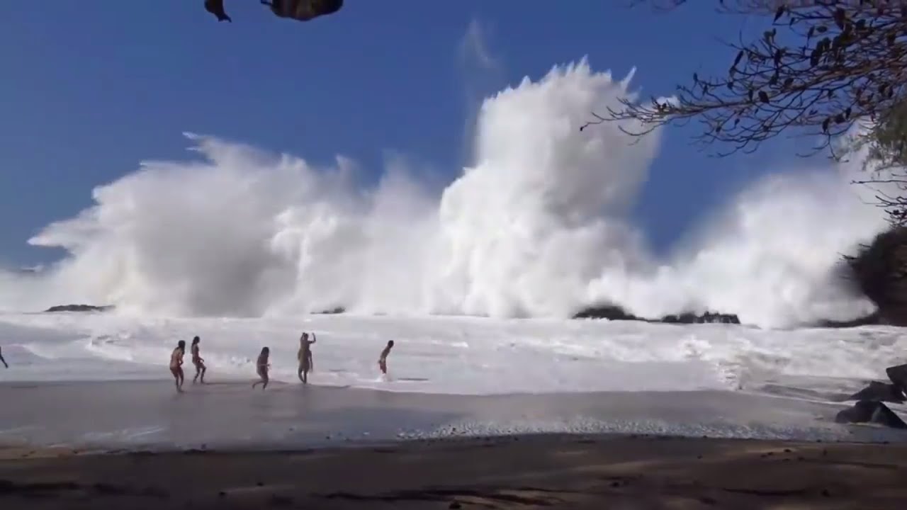 Top 10 Biggest Rogue Waves Caught on Camera - YouTube