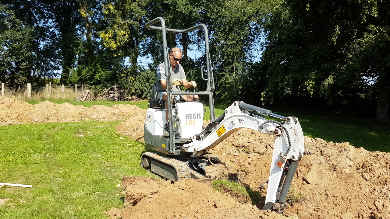 Tranchée creusée avec une mini pelle - YouTube