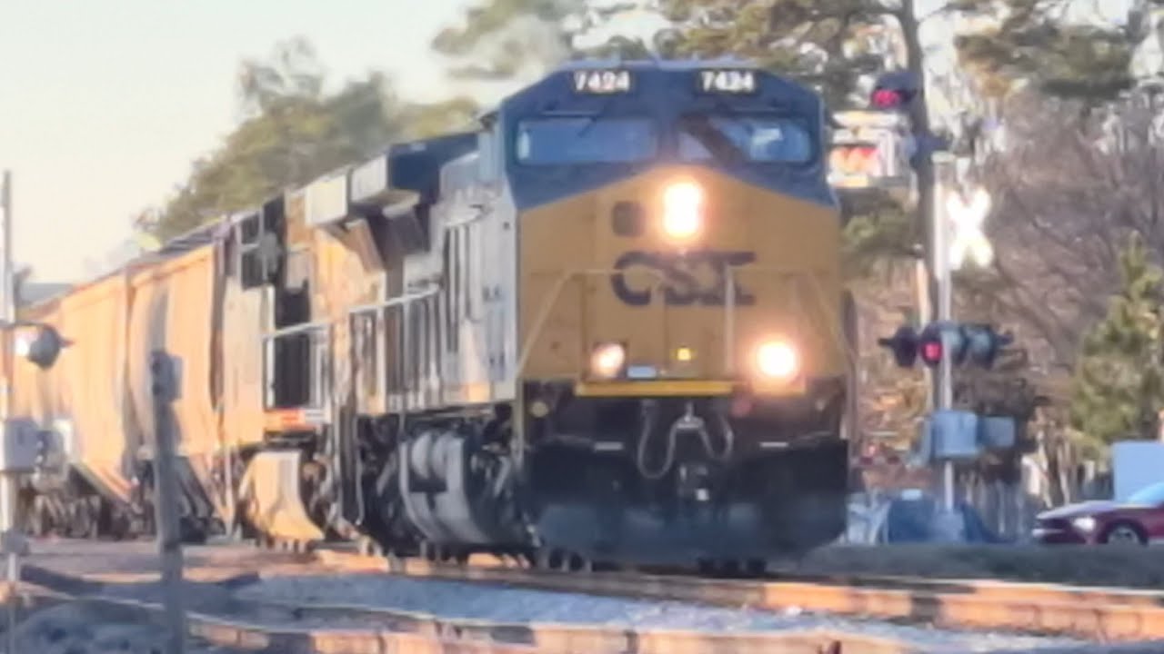Shinny looking CM44 leads train M58307 with a solid horn - YouTube