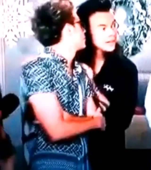 Niall kissing Harry at IHeart jingle ball interview (Narry Storan ...