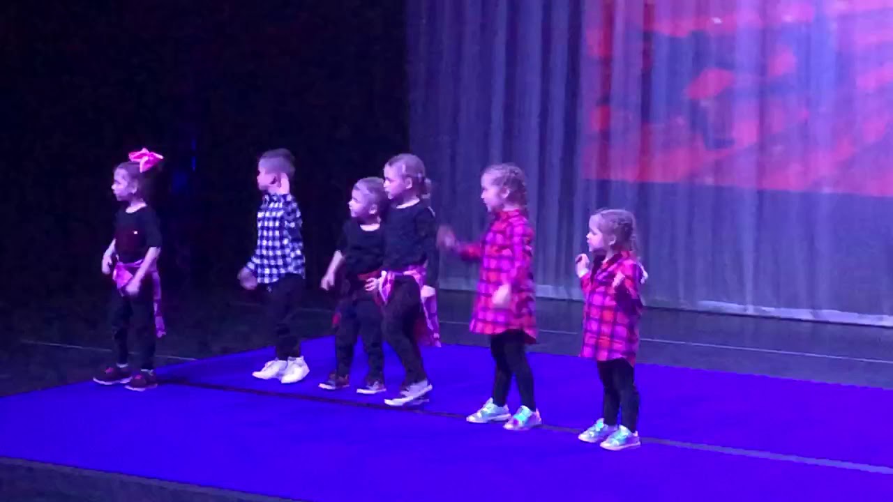 Skye jump around dance show - YouTube