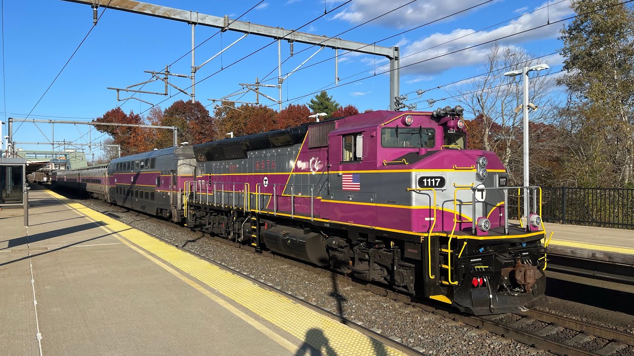 Rebuilt GP40MC 1117 shoves MBTA train 826 east out of Route 128! - YouTube