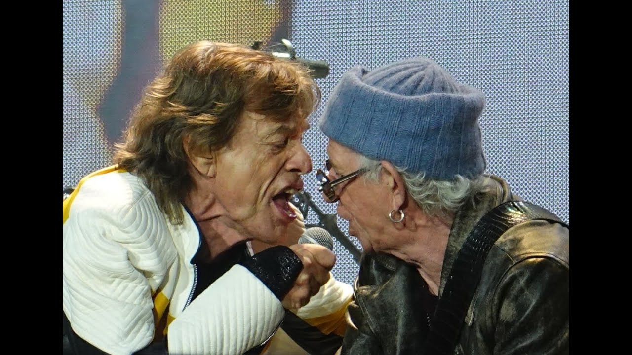 Mick Jagger and Keith Richards singing together - Rolling Stones '62 ...