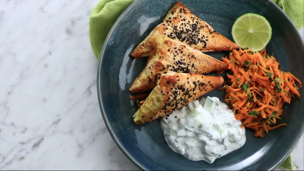 Vegetariska samosas med morotssallad - Köket - YouTube