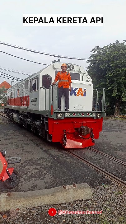 KEPALA KERETA API LOKOMOTIF KELUAR MASUK STASIUN KERETA API PINDAH ...