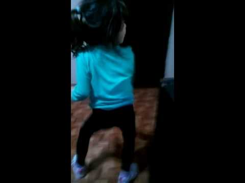 Nena de 6 mueve el toto(1)