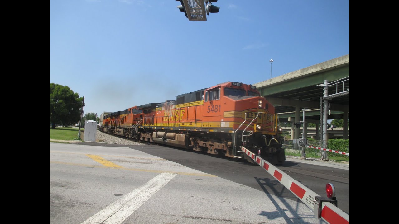 BNSF 5481, BNSF 8290, and BNSF 7983 pull NS 264 through Huntsville, AL (FP) - YouTube