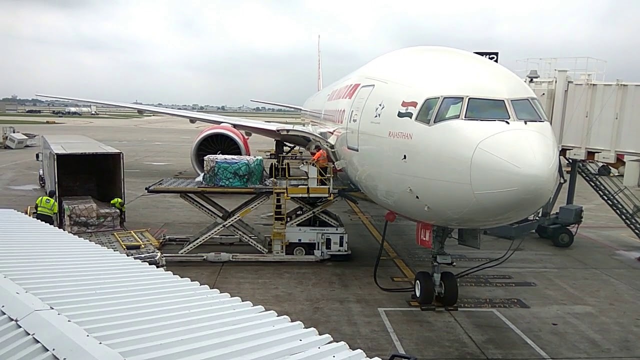 baggage loading aircraft - YouTube