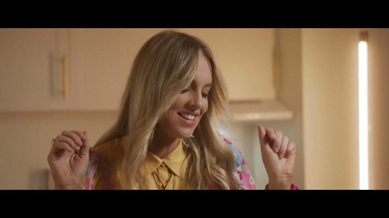 Saralyn - I Hope That You'll Remember [Offical Music Video] - YouTube