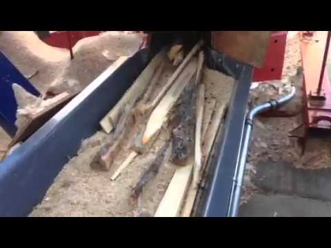 Vibrating conveyor grizzly screen out notched stringers - YouTube