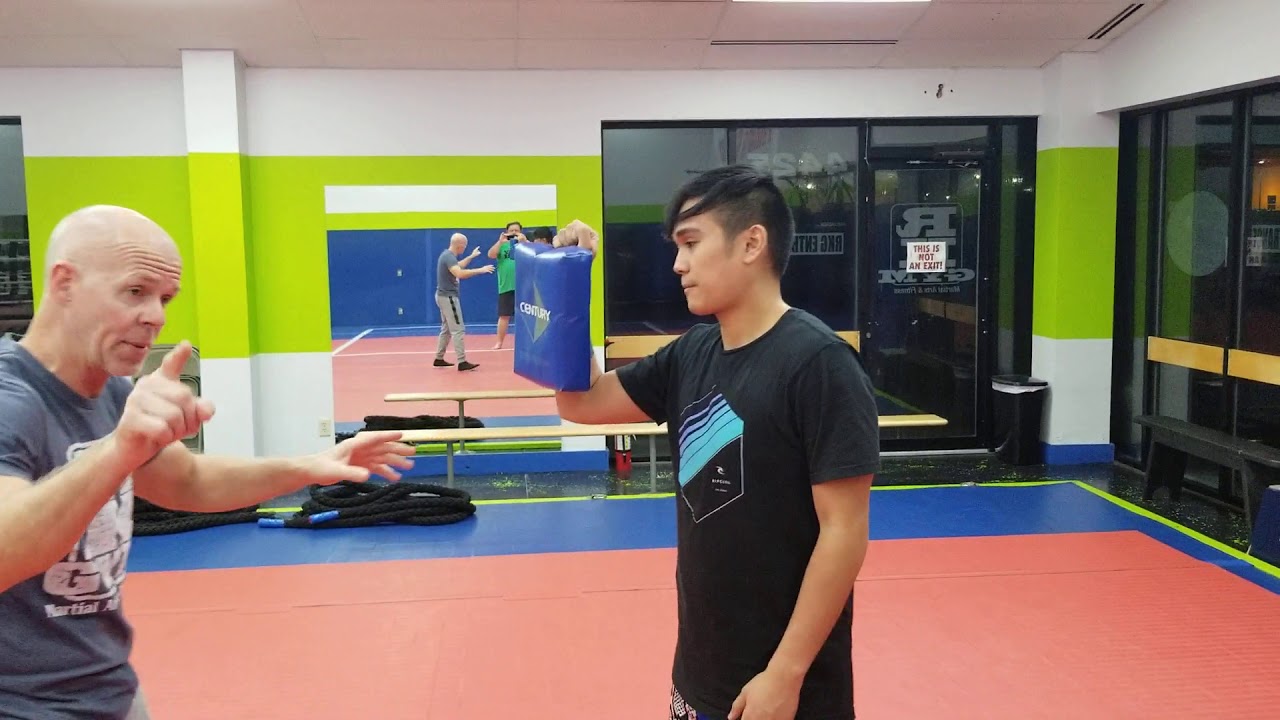 Combatives class at Roundkick Gym-Urbandale - YouTube
