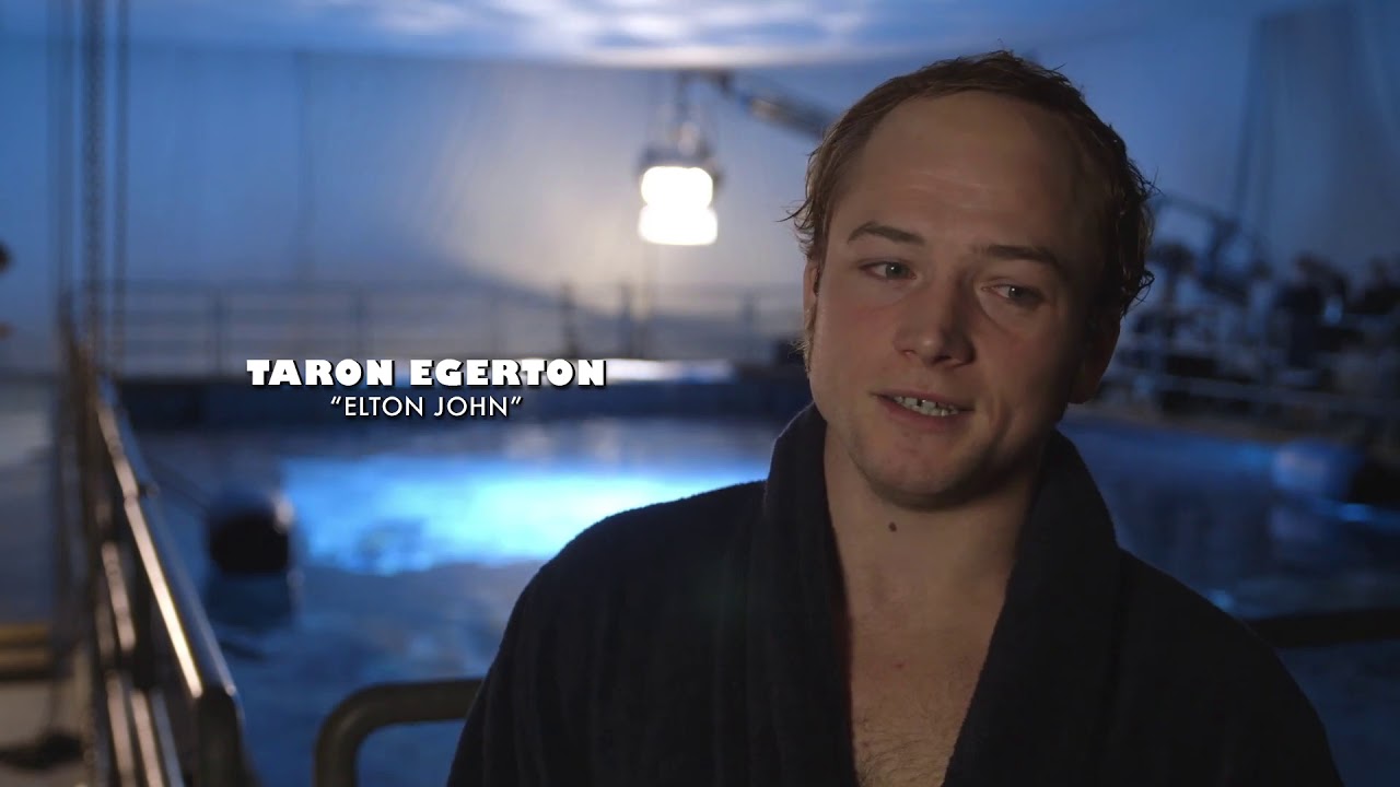 Rocketman (Taron Egerton, mint Elton John) - "Rocket Man - pool scene ...