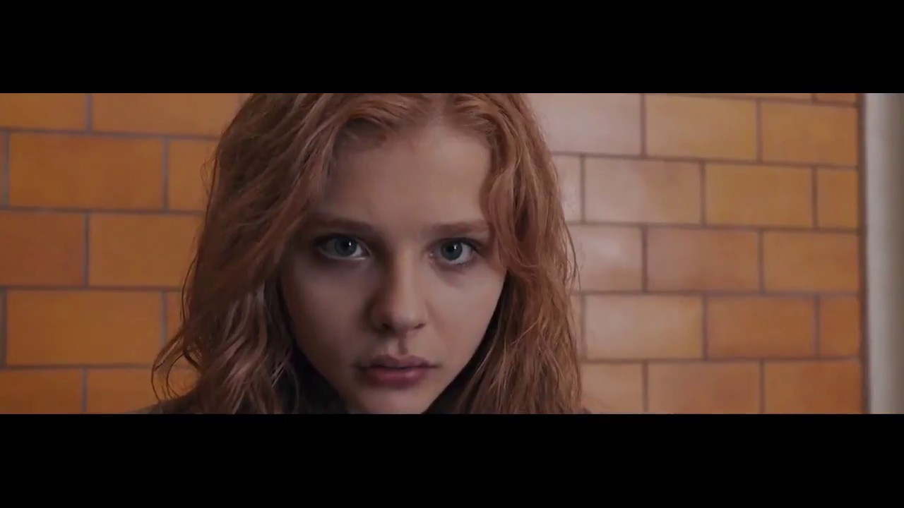 Carrie 2013 Extended Scene: Carrie Goes Home & Remembers The Rain of ...