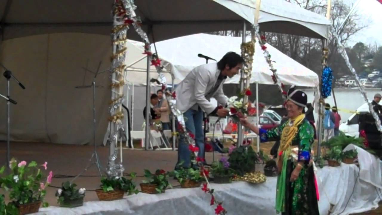 Caub Fab (Jao Fa) guy Tshaj Hawj singing @HmongNCNewYear2011-2012 - YouTube