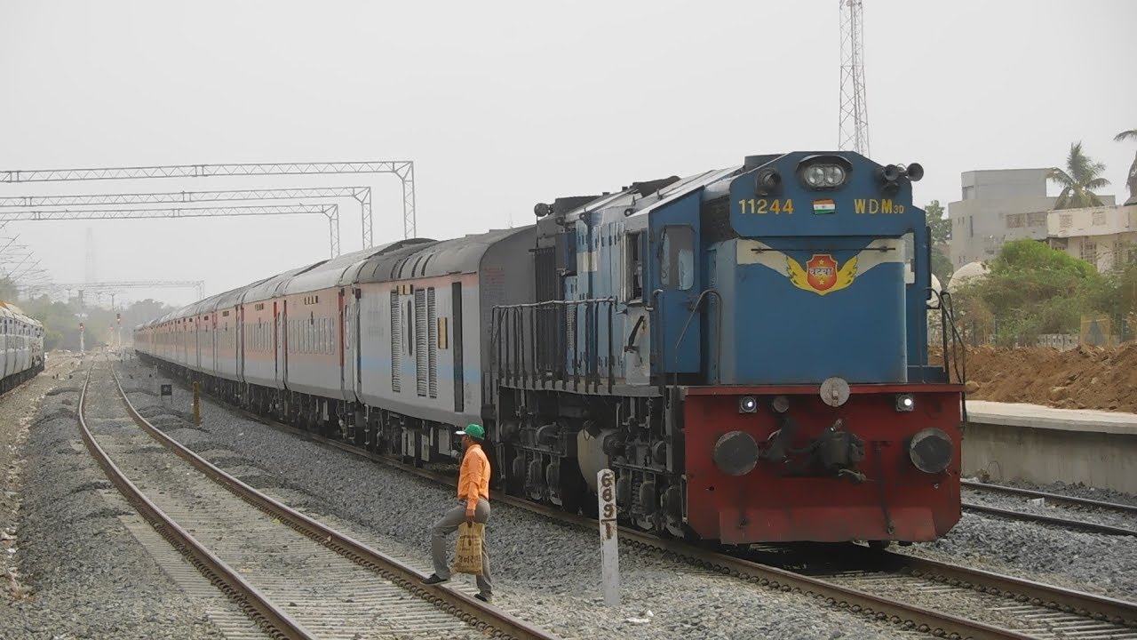 Crossing "Swarna Jayanti" Rajdhani Express | Jaipur Aravali Express ...