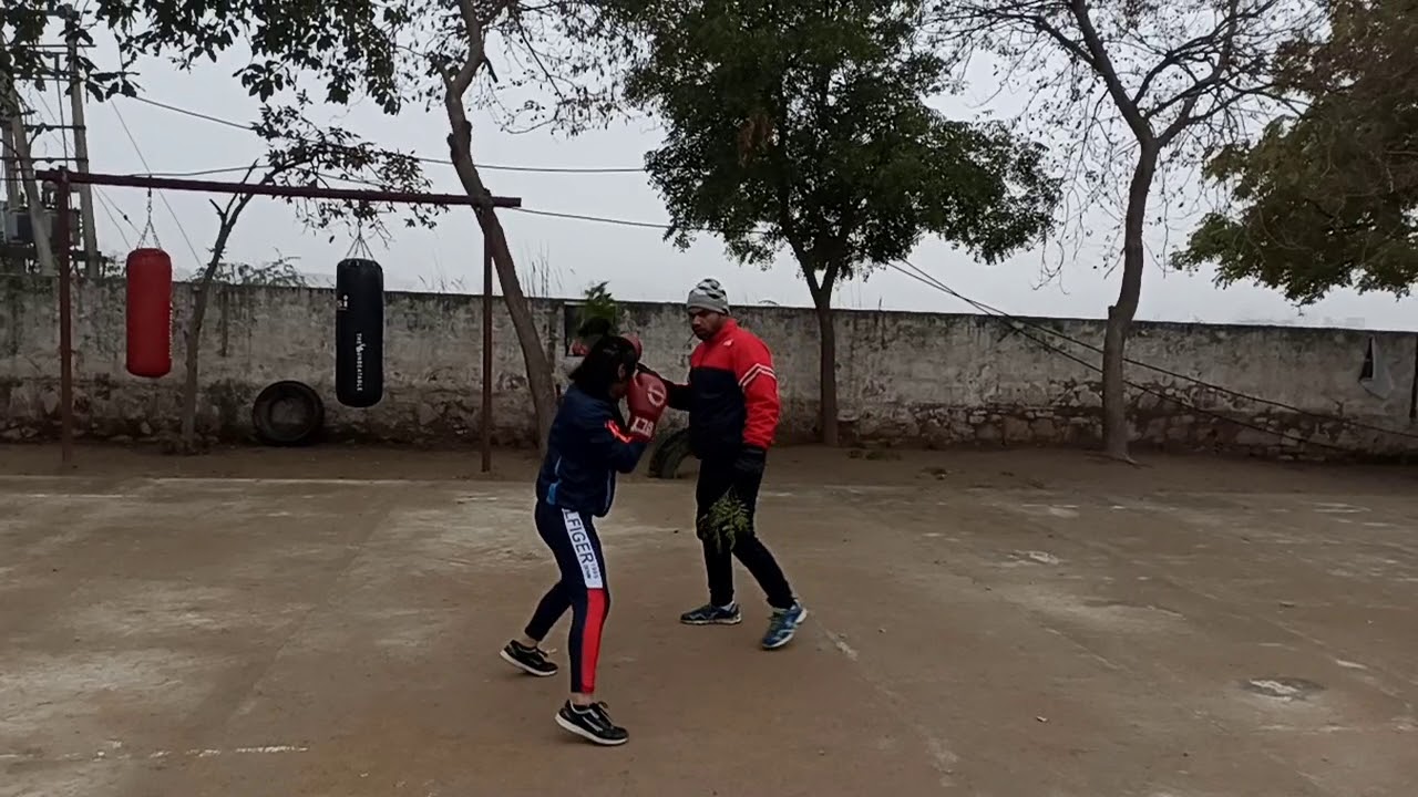 Morning training. How to throw boxing combinations changing angles with ...