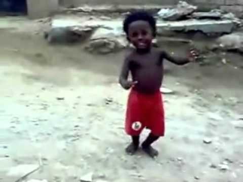 Minik Zenci Cocu un Seksi Dans   ) videosu izle - Zapkolik videolar.mp4