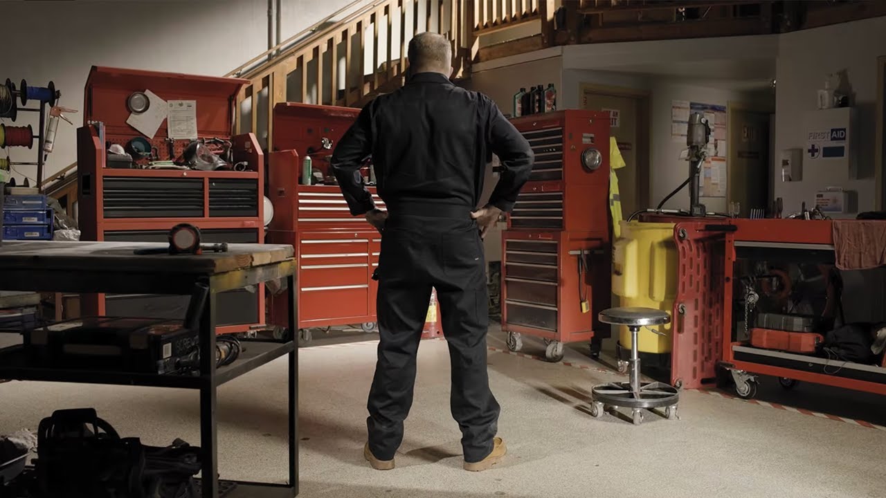 Genie® Electric Lifts Stay on the Jobsite and out of the Shop - YouTube