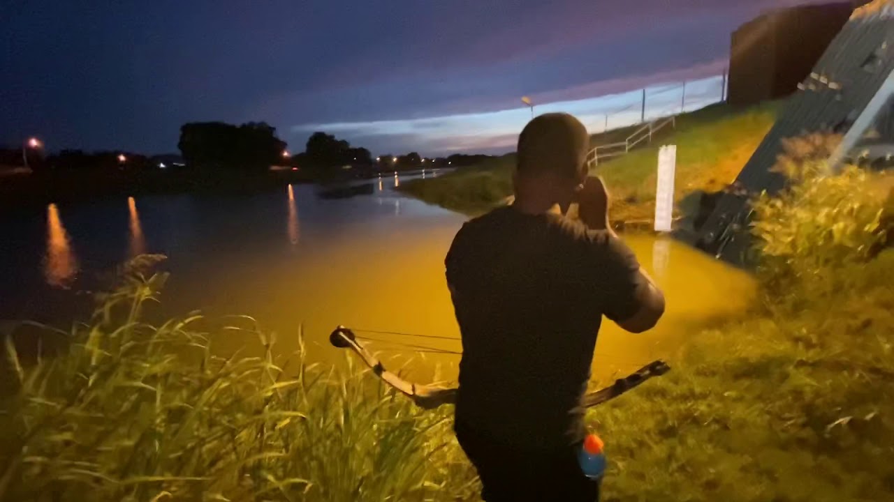 Bowfishing Gar on a branch off of the Trinity River - YouTube