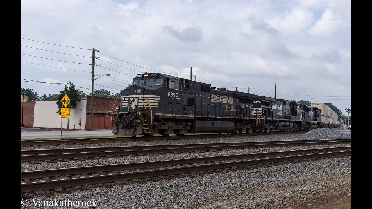 NS 220 Westbound with P5 action - YouTube