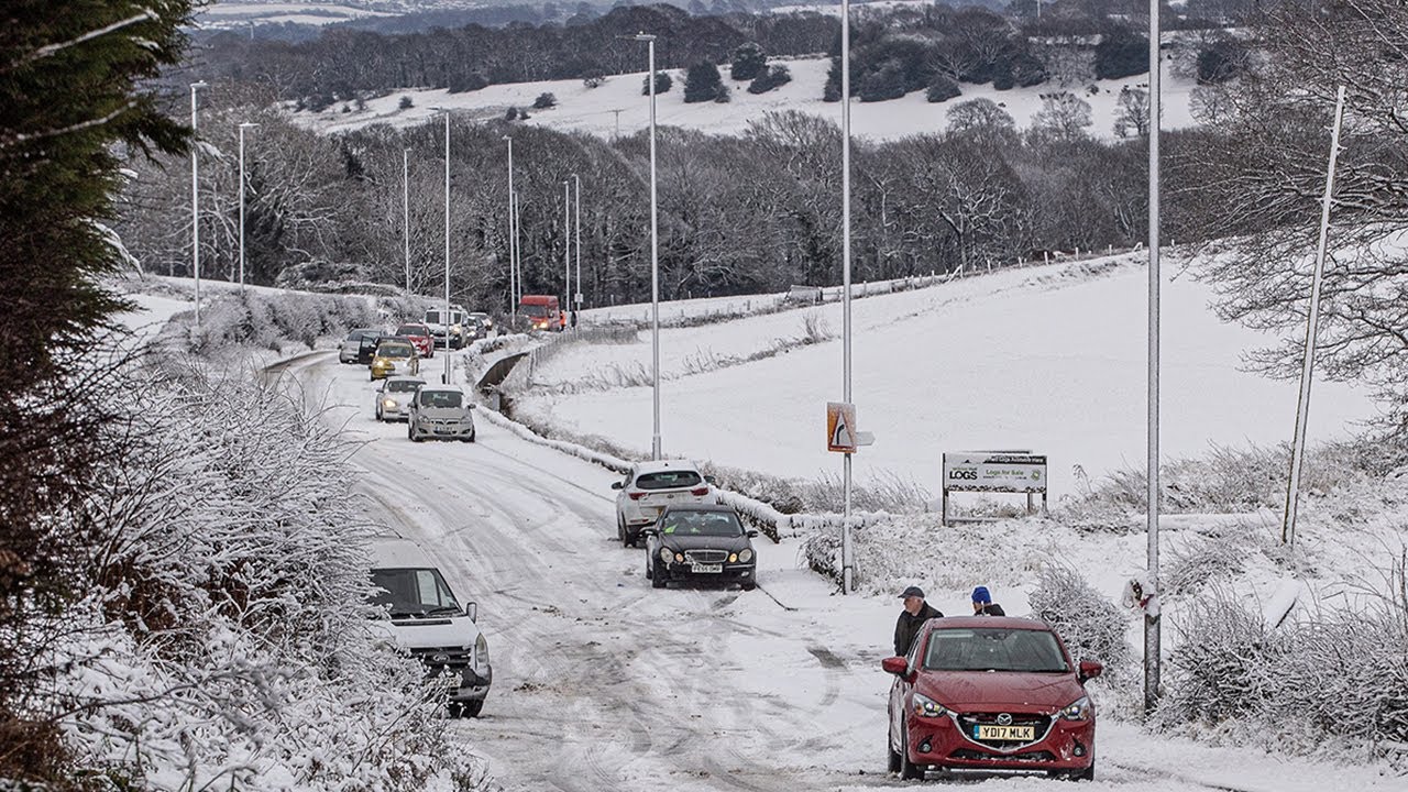 UK snow causes road chaos as cold snap continues - YouTube