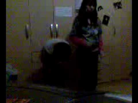 Brenda e primo dançando funk