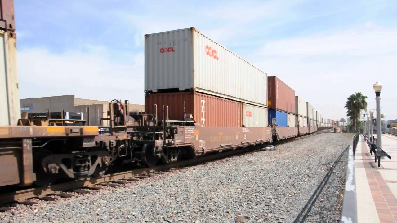 BNSF at Fullerton CA 加速する128両編成！ - YouTube