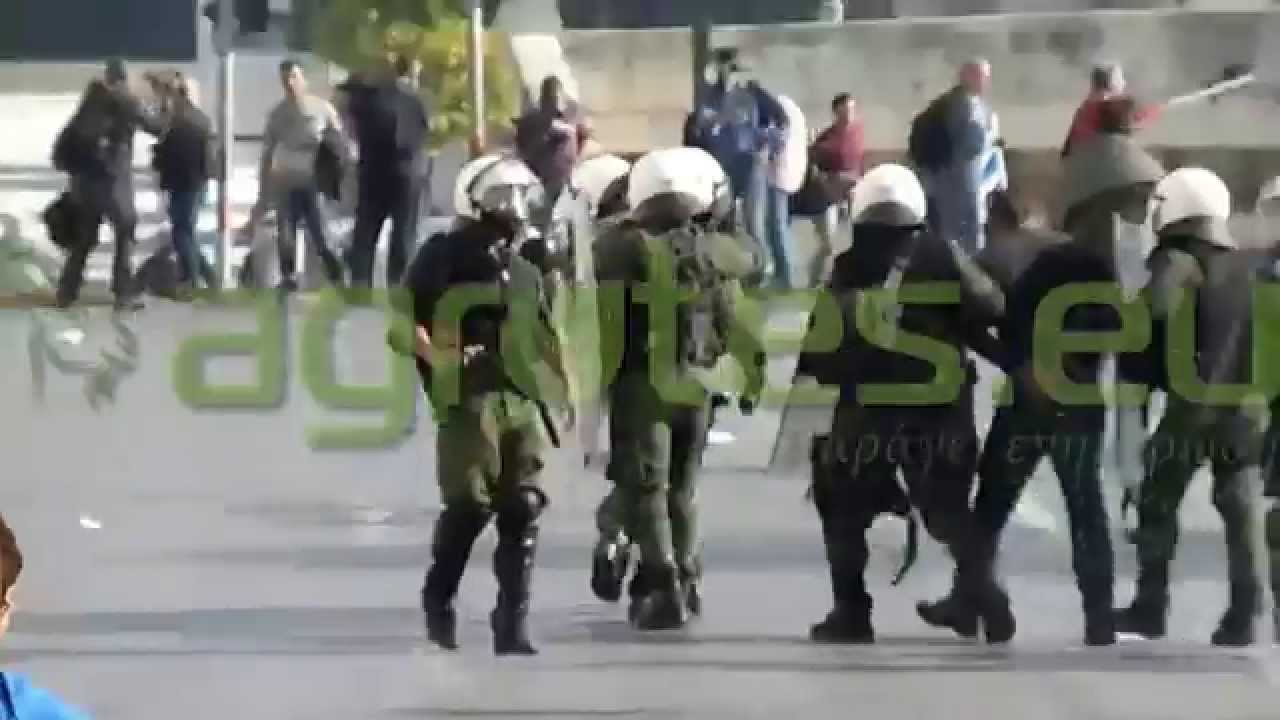 Συγκρούσεις αγροτών με τα ΜΑΤ στο Σύνταγμα - YouTube