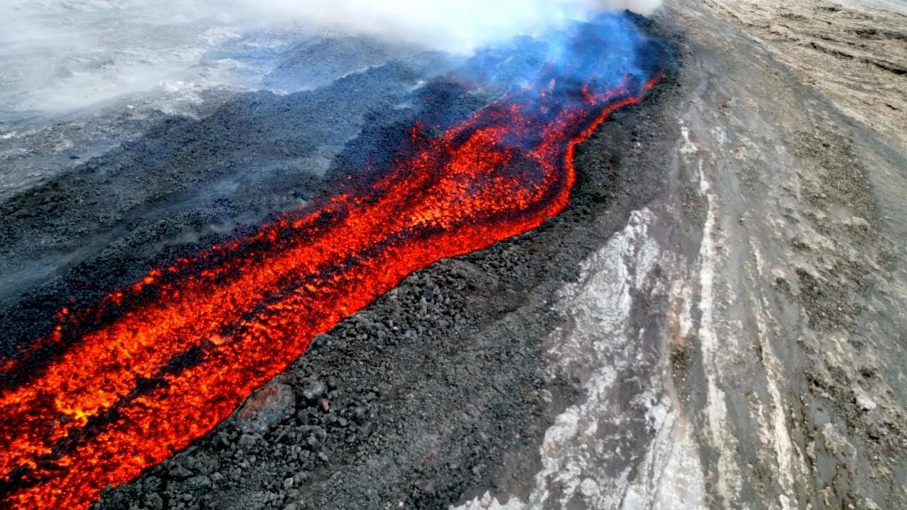 Stromboli, la lava cade a picco nel mare: le impressionanti immagini ...