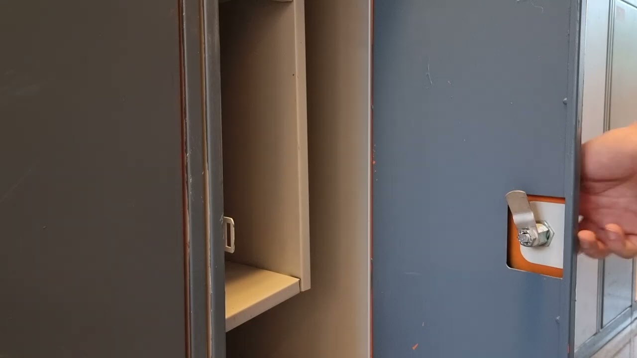 Sound Action 264 - Closing Locker - YouTube