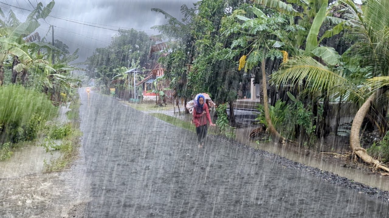 Extreme Heavy Rain⚡🌧️ continues to fall in a quiet village, some houses ...