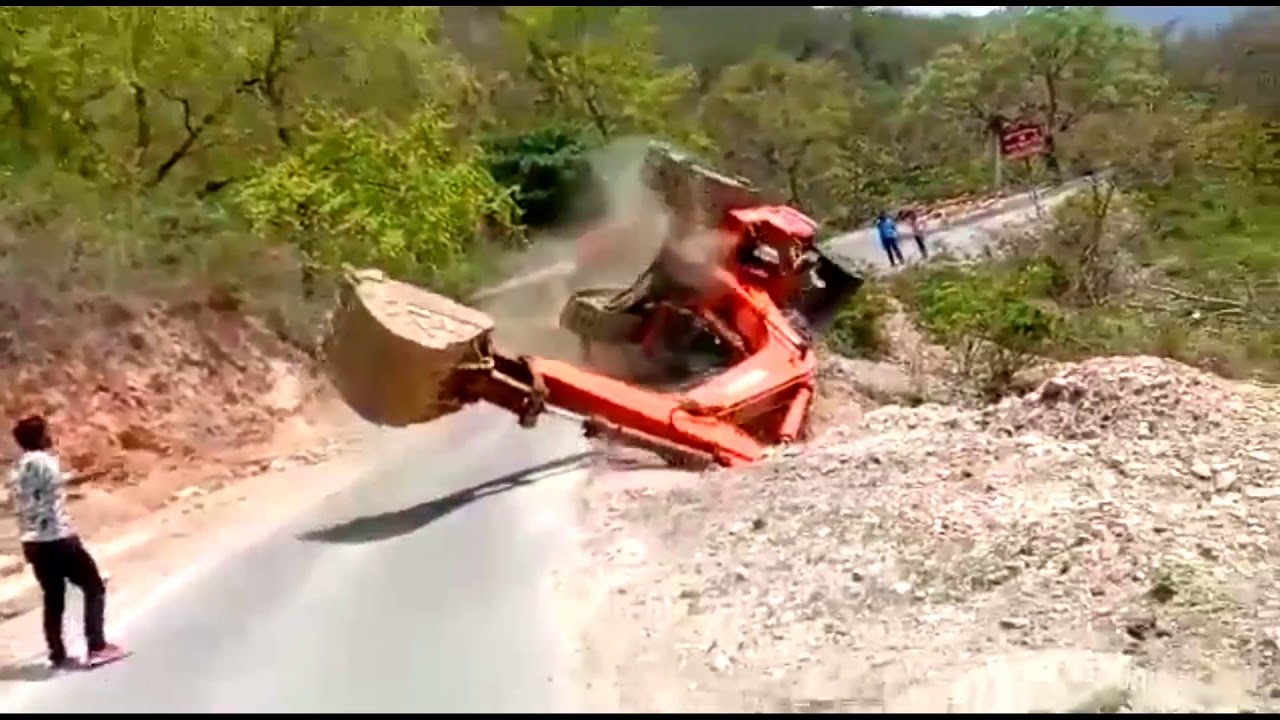 EXCAVATOR ACCIDENT - YouTube