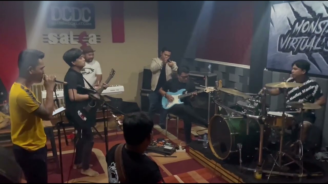 TIARA VERSI SEMBILAN BAND (LATIHAN LIVE STUDIO) - YouTube