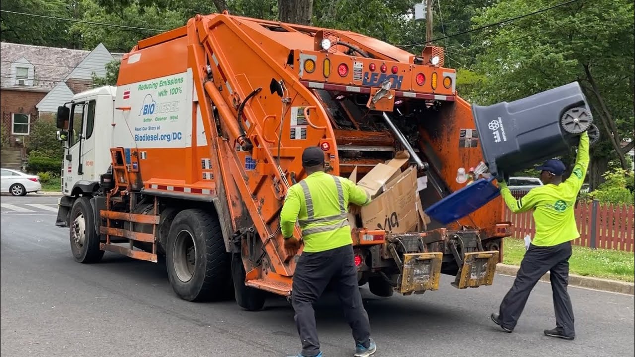 DC DPW Autocar Xpert Mini Leach Rear Loader Garbage Truck - YouTube