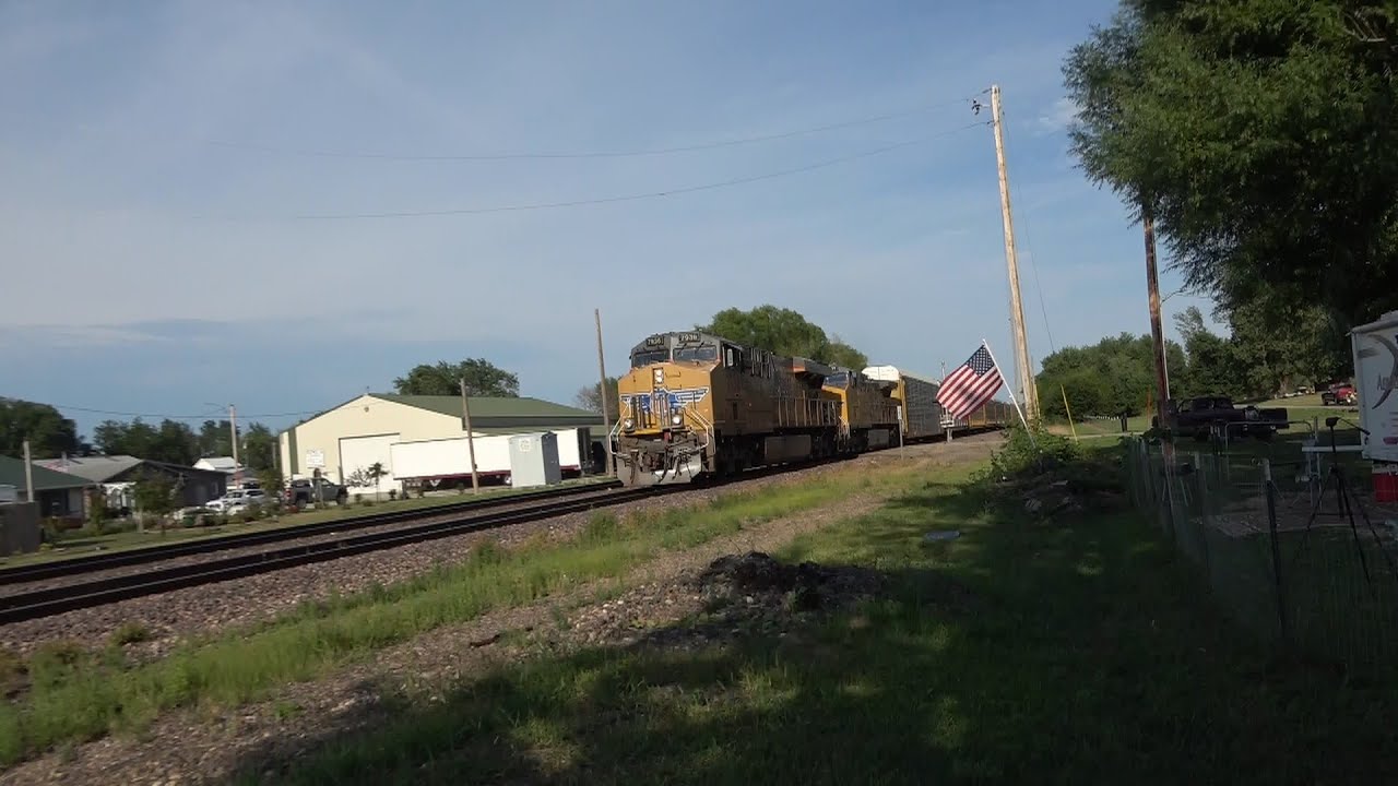 Light to night on the Union Pacific! 7 trains, drone shots and some ...