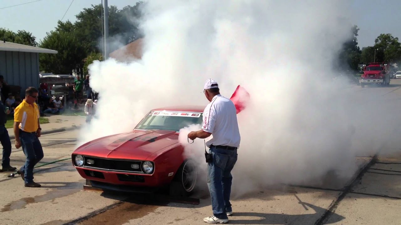 Steven Rupp's Bad Penny Camaro in a burnout contest - YouTube