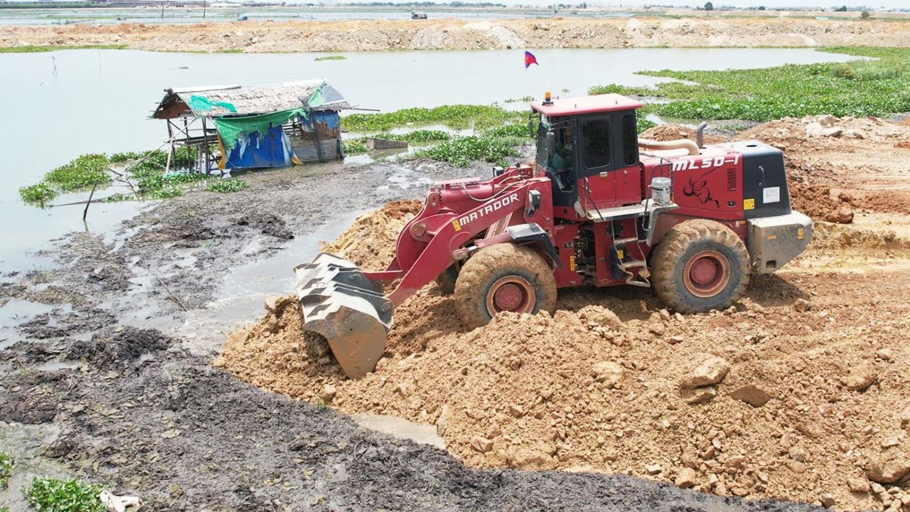 Back Landfill Skills Operator Wheel Loader MATADOR ML50-1 Pushing ...