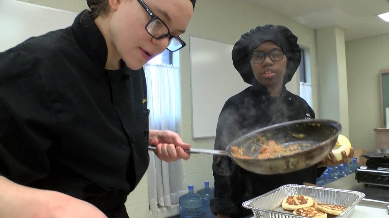 Award-winning student chefs cook up their first-place burger - YouTube