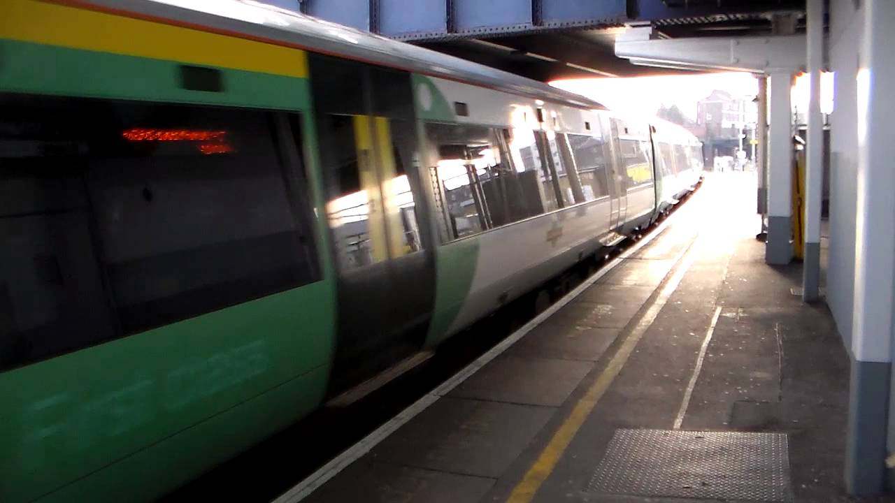 Class 377/4 377442 at Clapham Junction - YouTube