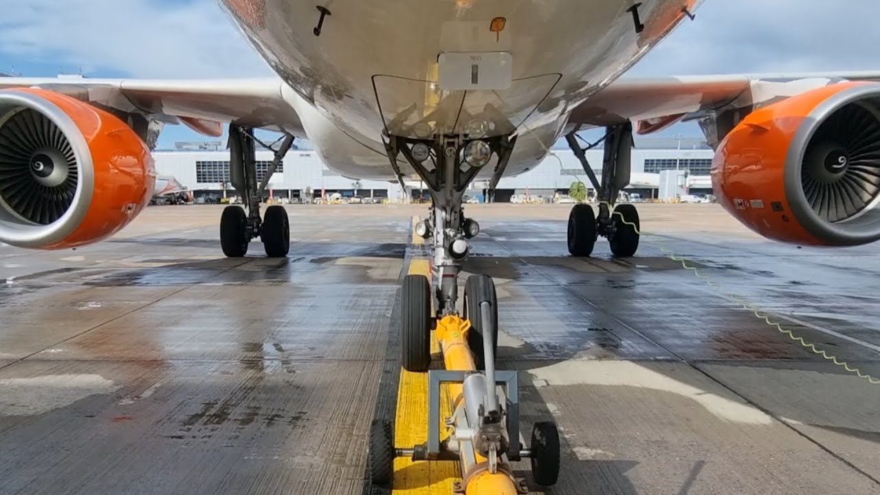 Aircraft Pushback Stand 102 @ Gatwick - YouTube