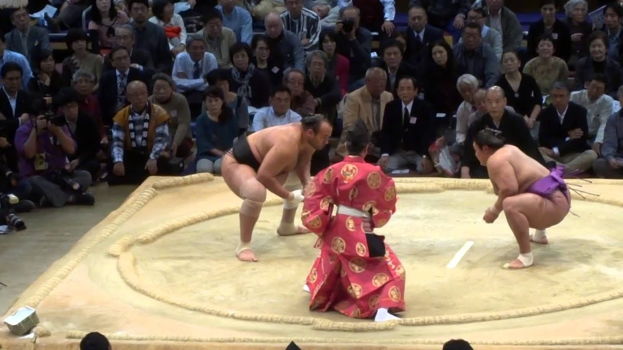 One of the Longer, More Intense Sumo Matches - YouTube
