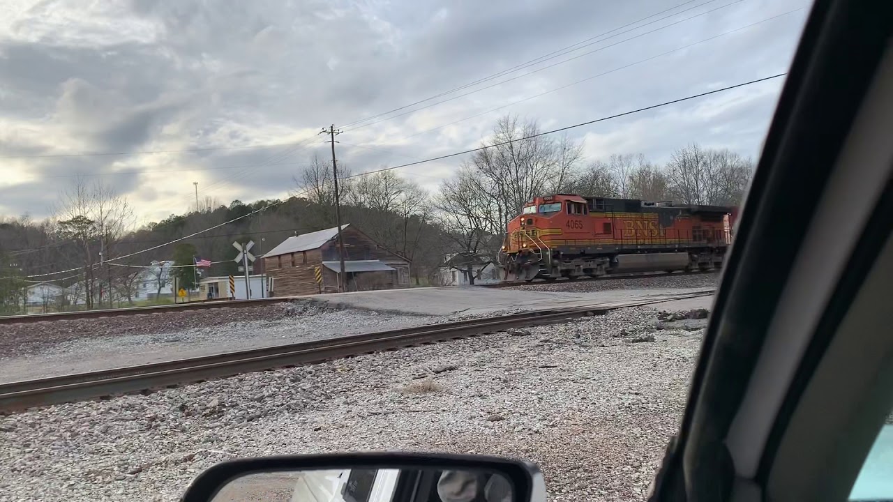 BNSF 4065 authoracks. Townley, AL - YouTube