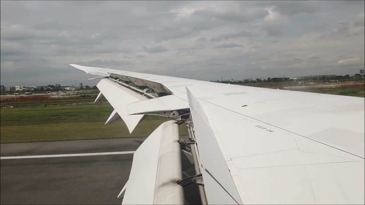 Boeing 787-8 Dreamliner Wing's Surface Paint Peeling off During Landing ...