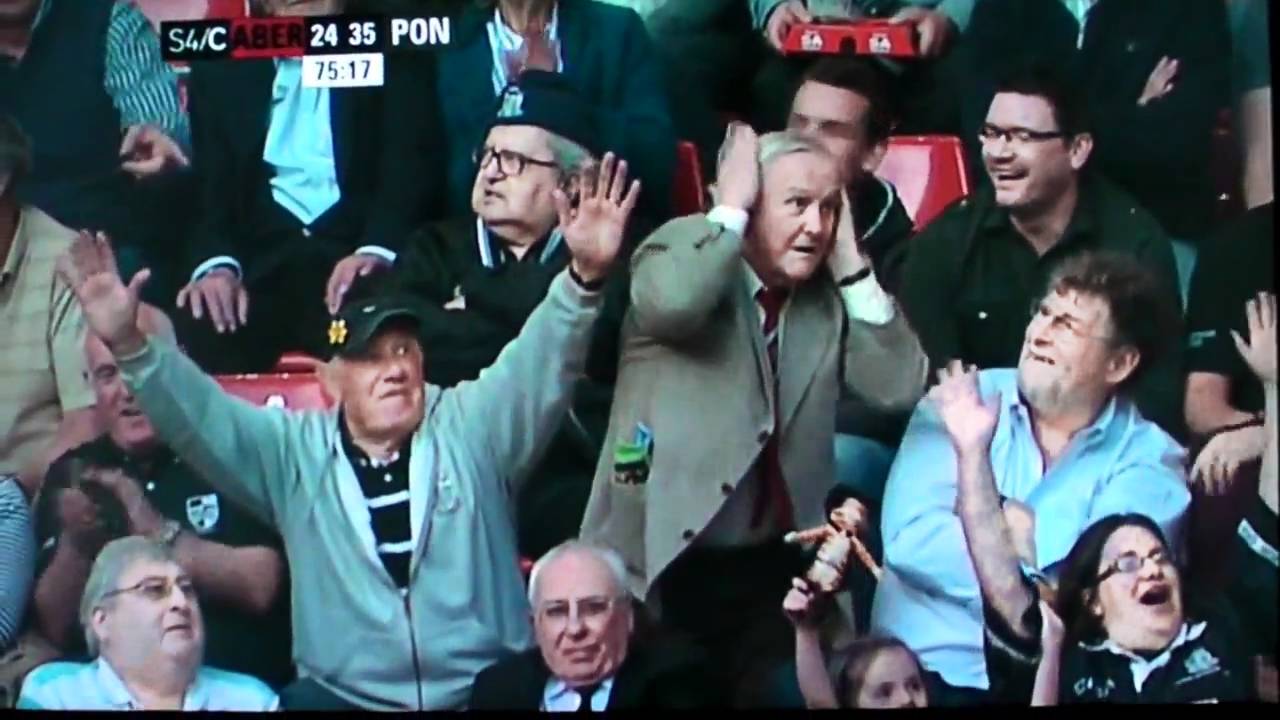 Amusing spectator in rugby crowd - YouTube