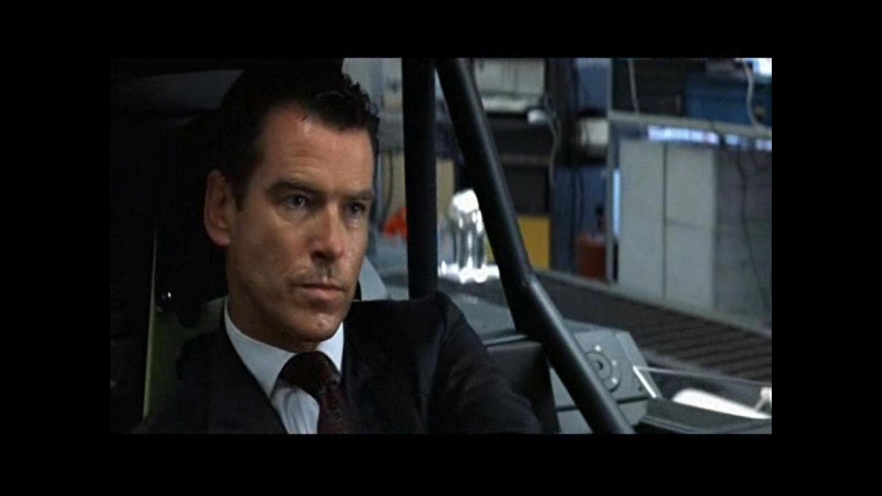 james bond boat chase - YouTube