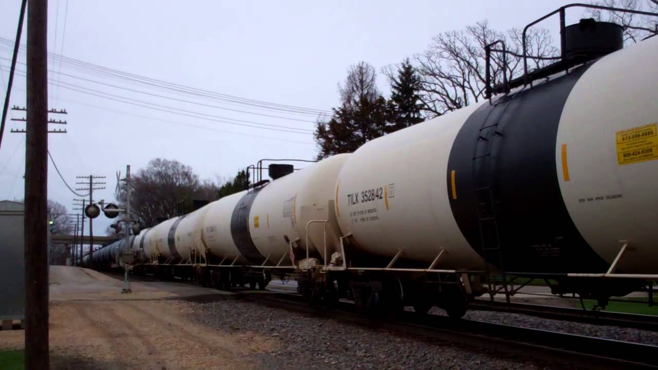 BNSF 8776 leads a Westbound BNSF oil train through Rochelle, IL 04/10/16 - YouTube