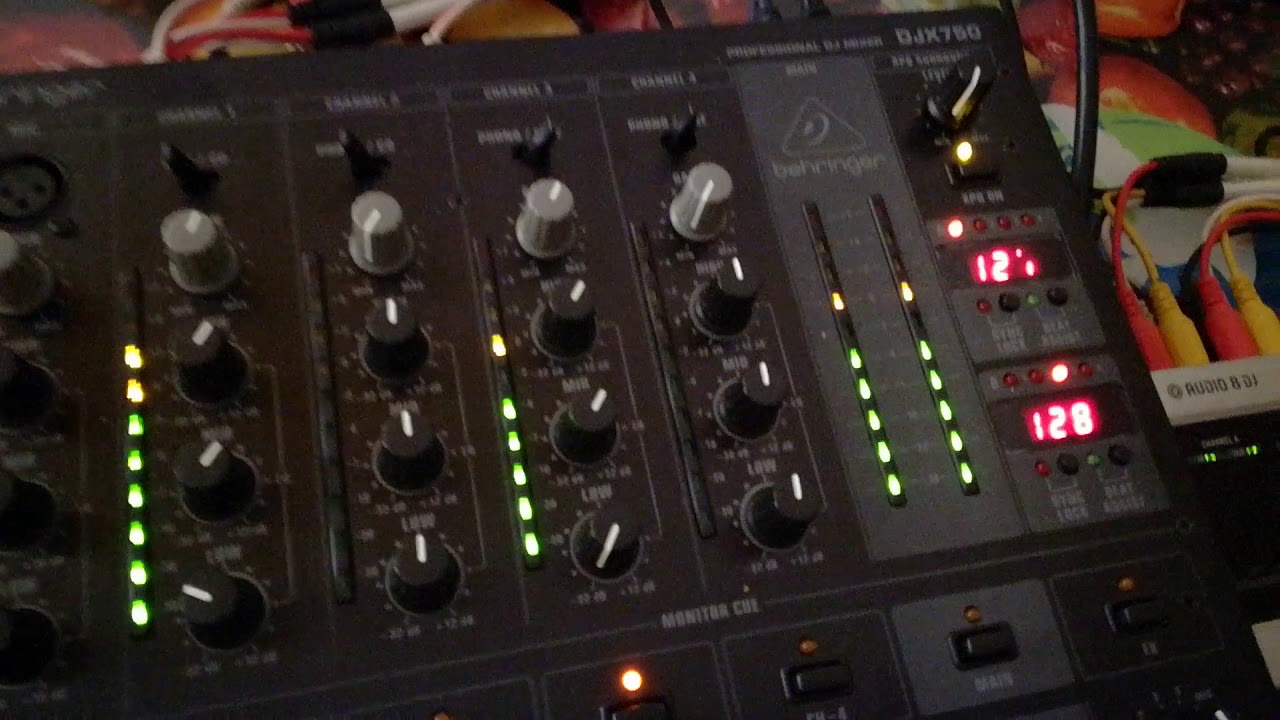Mixer Behringer DJX 750 y Audio 8 Dj Native Instruments - YouTube